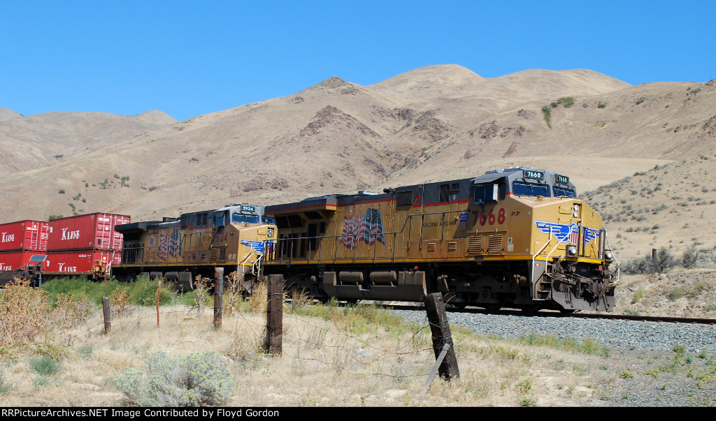 UP 7668 heads intermodal along Burnt River